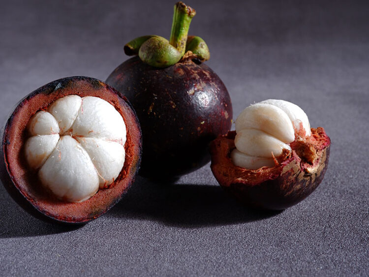 29 White Fruits with Their Healthy Benefits (with Pictures)